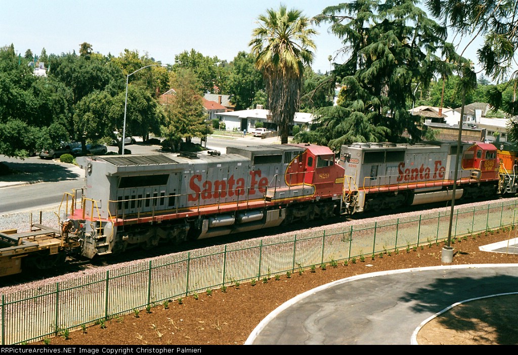 BNSF 8246 and ATSF 829